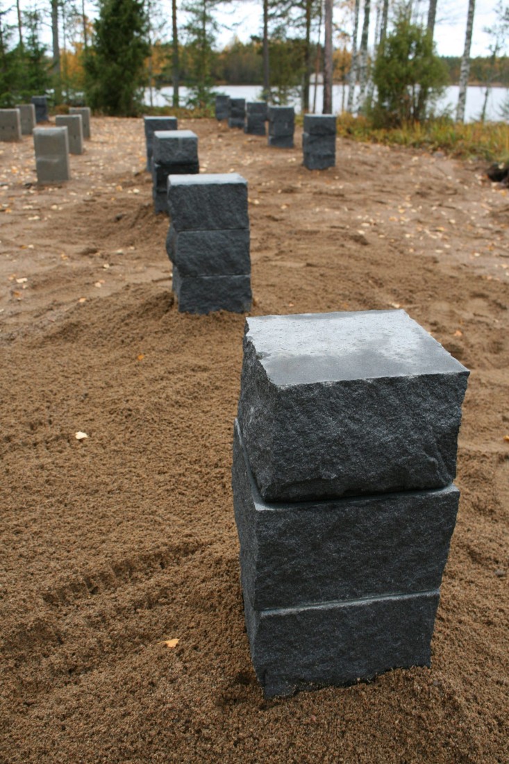 Graniittipilarikivet- täydellinen perustus ulkorakennukseen » Ikikivi